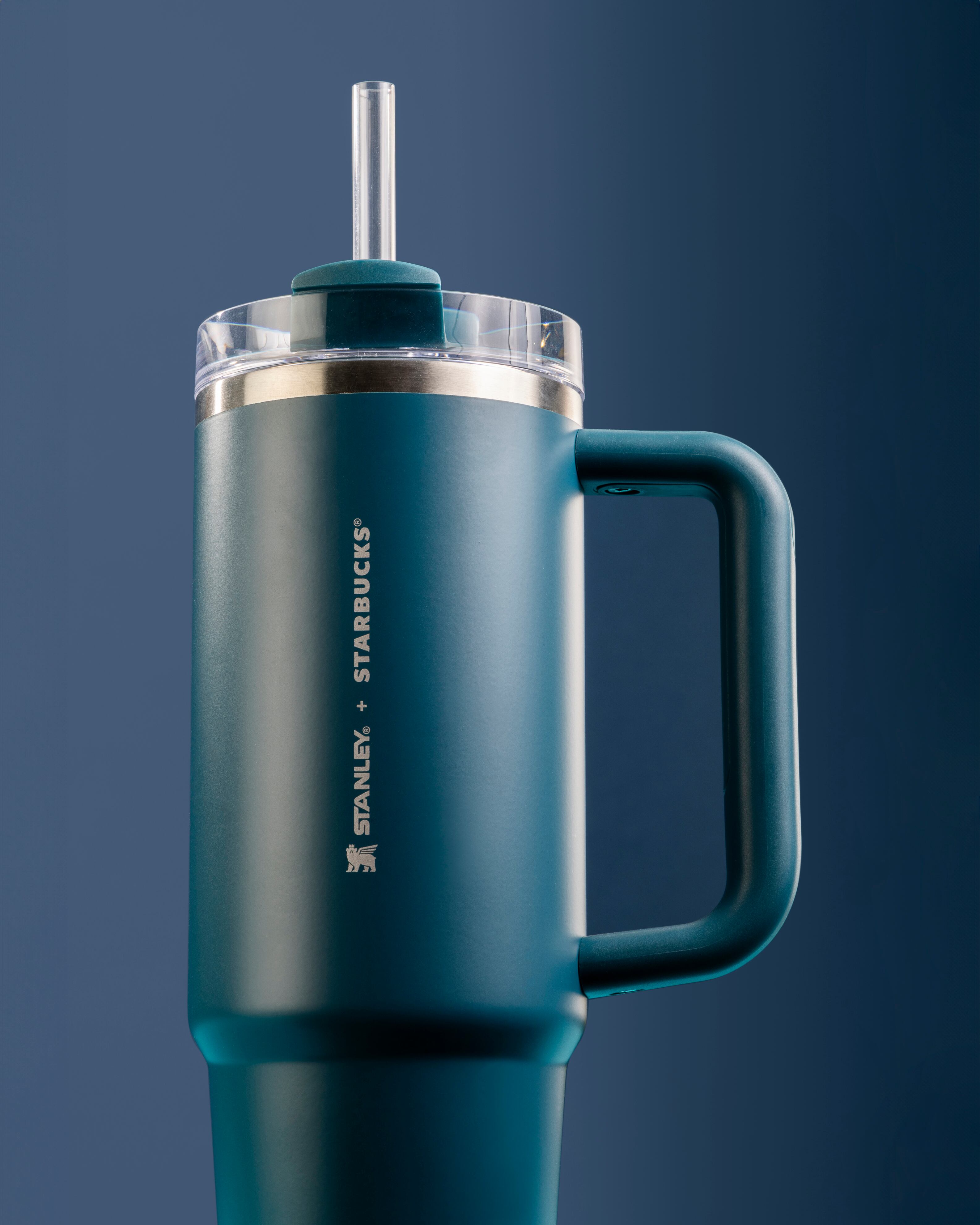¿Cómo conseguir el vaso nuevo Stanley de Starbucks con bebida gratis?