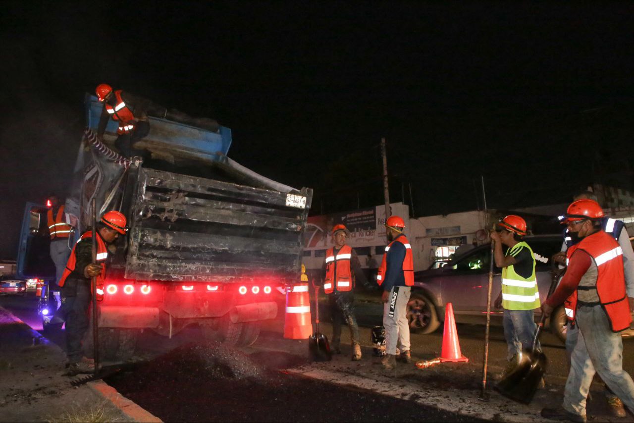 Encabeza Pepe Chedraui supervisión de trabajos de bacheo nocturno Encabeza Pepe Chedraui supervisión de trabajos de bacheo nocturno