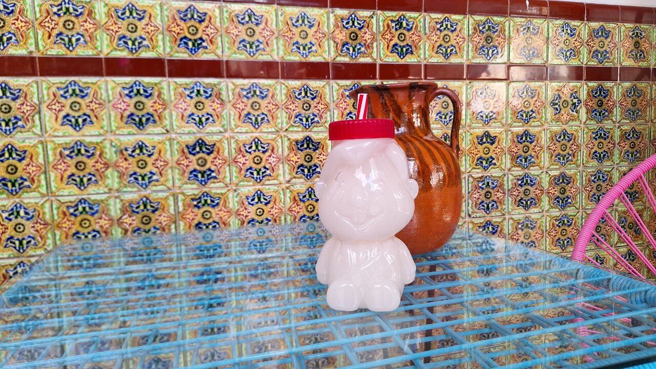 ¿Tienes sed? Toma un Amlitro, pulque servido en un cilindro con la ...