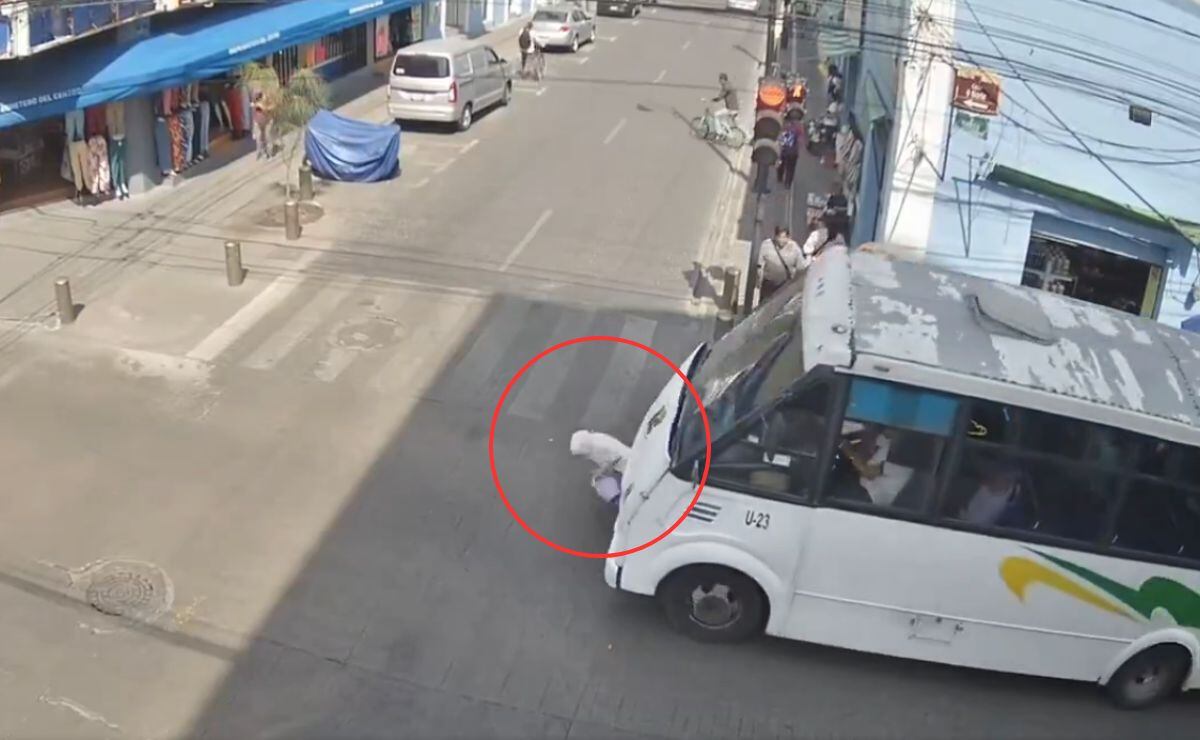VIDEO | Abuelita es atropellada por microbús en calles de Puebla | El ...